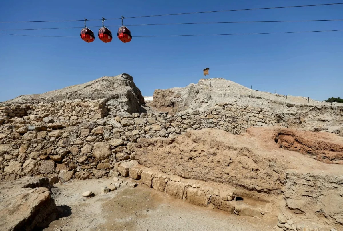 Jericho’s Tell es-Sultan tomb reveals rich Middle Bronze burials ...