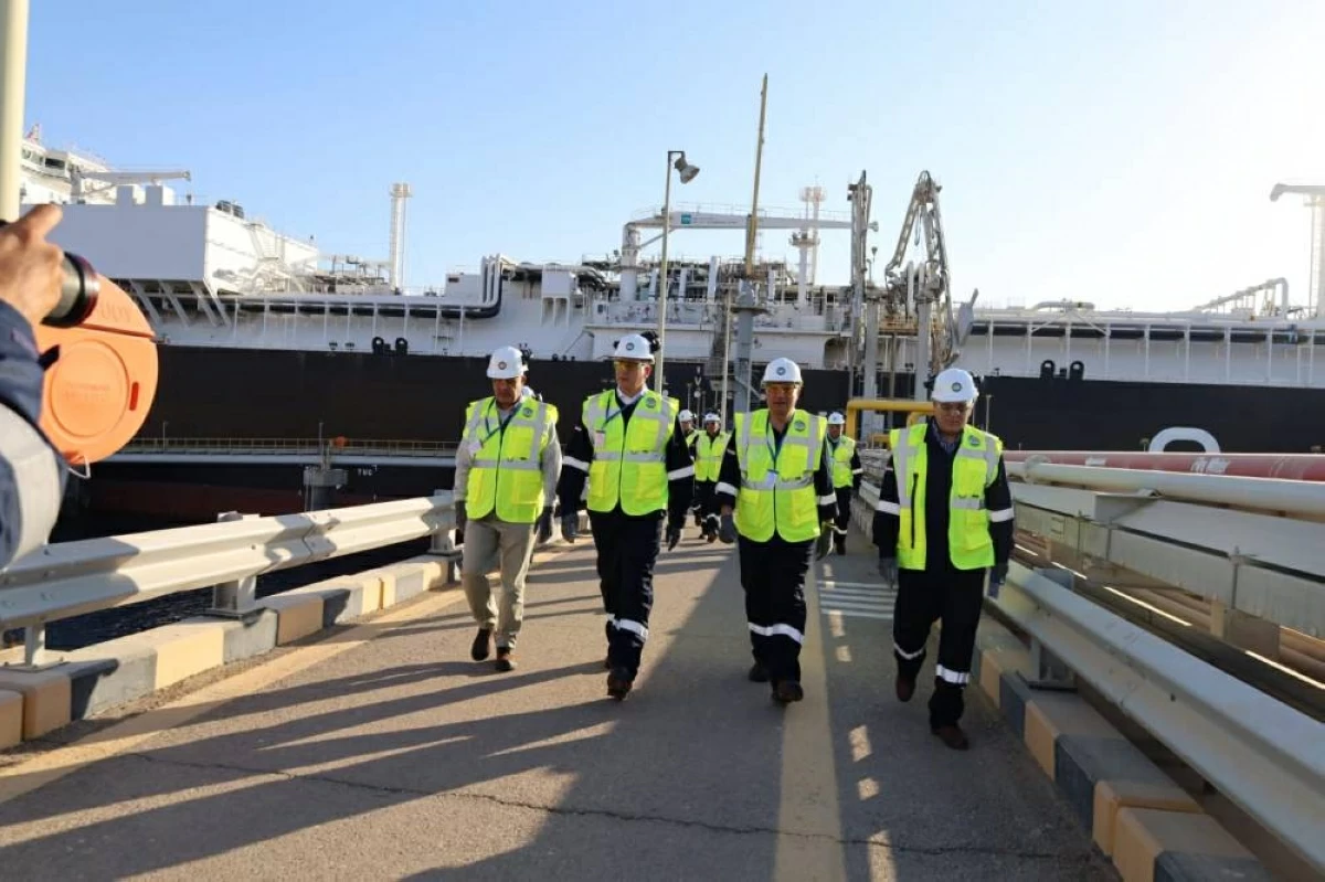 Energy minister, Egyptian counterpart tour ‘Energos Force’ LNG vessel ...