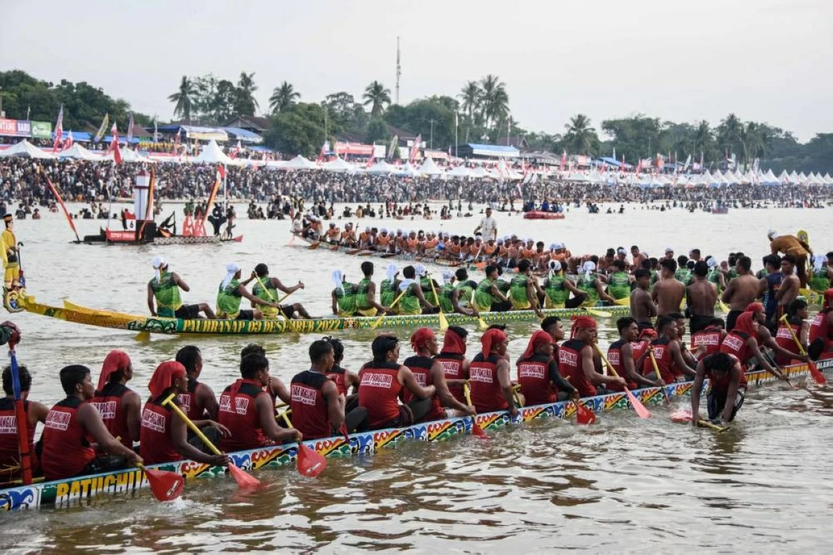 Indonesian child's viral fame draws tourists to boat race | Jordan Times