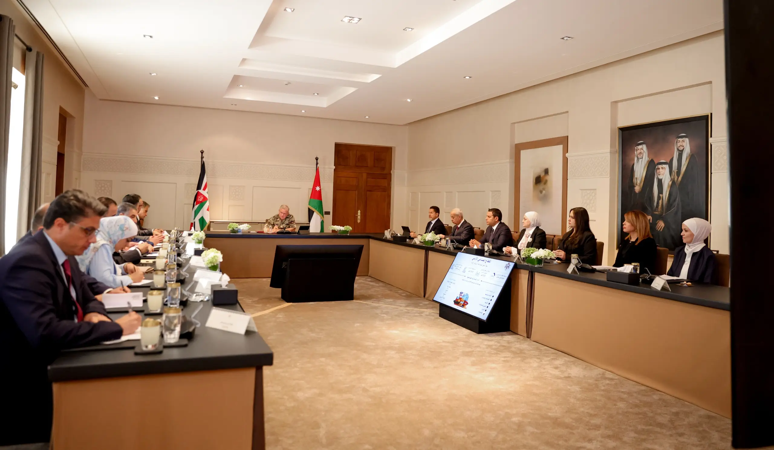 King meets with industrial sector officials, representatives | Jordan Times