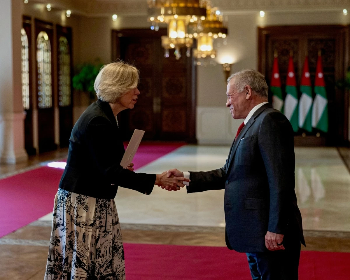 King accepts credentials of new ambassadors | Jordan Times
