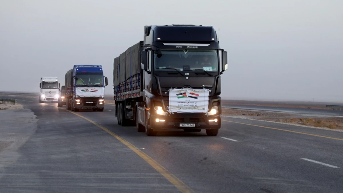Jordan sends 13-truck aid convoy to Yemen | Jordan Times